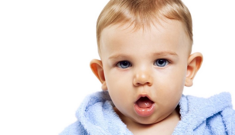 Quelles solutions si bébé a les oreilles décollées